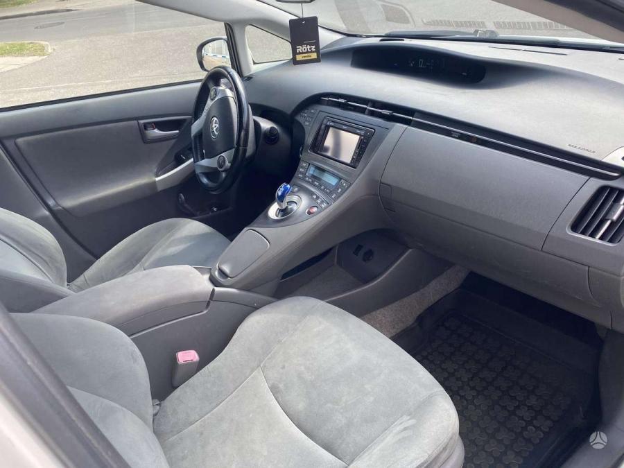 White Toyota Prius 2012 in Vilnius, with an engine capacity of 1.80 L and mileage of 380 thousand km for 5950 €, photo 21 on AUTOMOTO.COM.LV