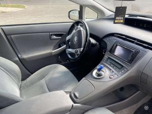 White Toyota Prius 2012 in Vilnius, with an engine capacity of 1.80 L and mileage of 380 thousand km for 5950 €, photo 22 on AUTOMOTO.COM.LV