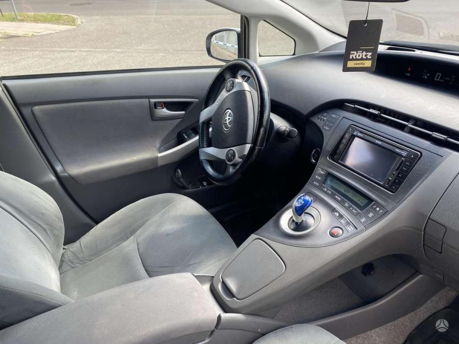 White Toyota Prius 2012 in Vilnius, with an engine capacity of 1.80 L and mileage of 380 thousand km for 5950 €, photo 22 on AUTOMOTO.COM.LV
