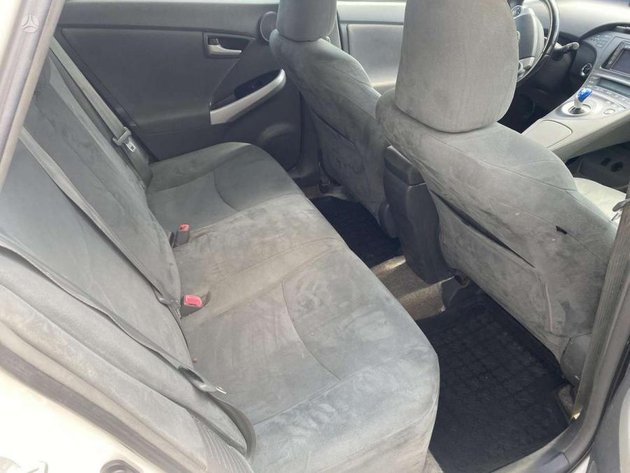 White Toyota Prius 2012 in Vilnius, with an engine capacity of 1.80 L and mileage of 380 thousand km for 5950 €, photo 23 on AUTOMOTO.COM.LV