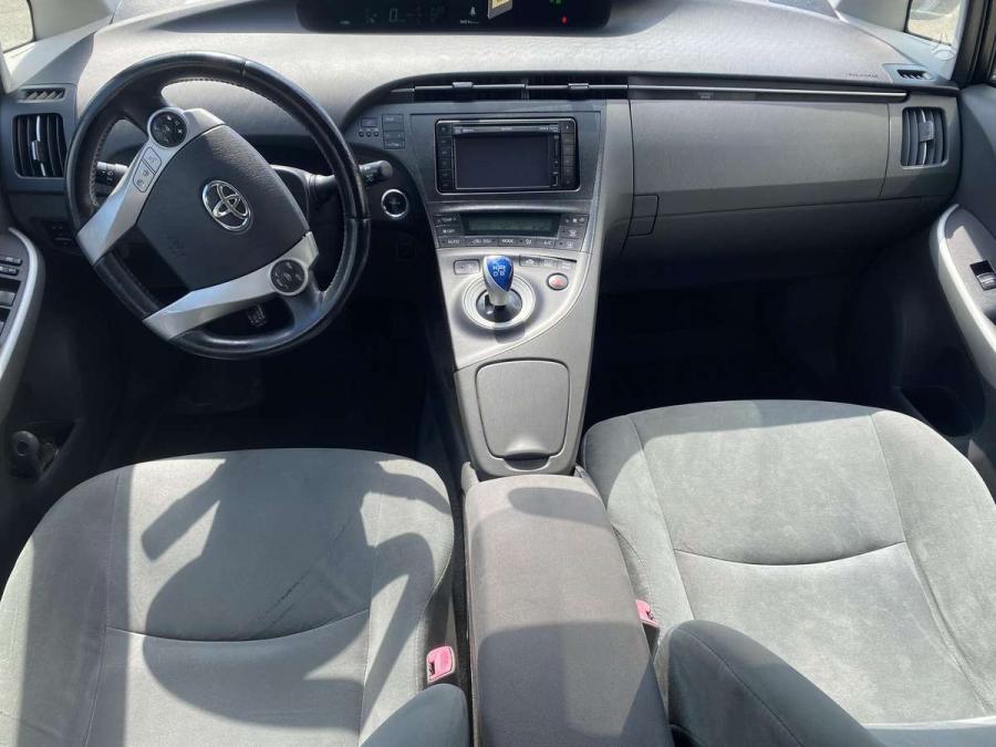 White Toyota Prius 2012 in Vilnius, with an engine capacity of 1.80 L and mileage of 380 thousand km for 5950 €, photo 27 on AUTOMOTO.COM.LV