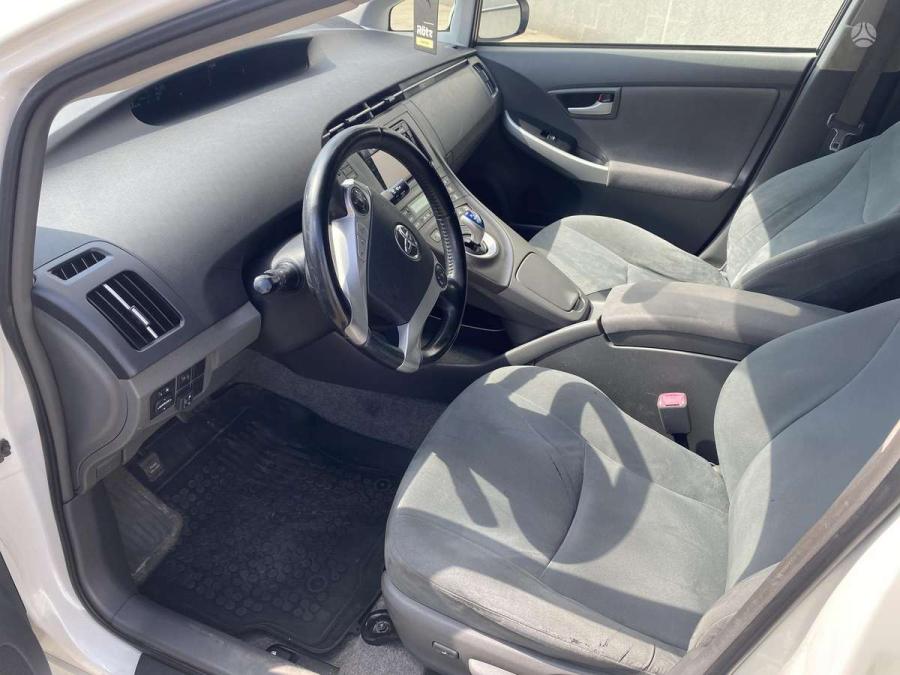 White Toyota Prius 2012 in Vilnius, with an engine capacity of 1.80 L and mileage of 380 thousand km for 5950 €, photo 28 on AUTOMOTO.COM.LV