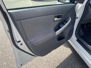 White Toyota Prius 2012 in Vilnius, with an engine capacity of 1.80 L and mileage of 380 thousand km for 5950 €, photo 30 on AUTOMOTO.COM.LV