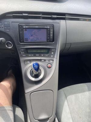 White Toyota Prius 2012 in Vilnius, with an engine capacity of 1.80 L and mileage of 380 thousand km for 5950 €, photo 31 on AUTOMOTO.COM.LV