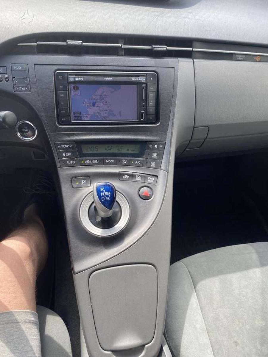 White Toyota Prius 2012 in Vilnius, with an engine capacity of 1.80 L and mileage of 380 thousand km for 5950 €, photo 31 on AUTOMOTO.COM.LV