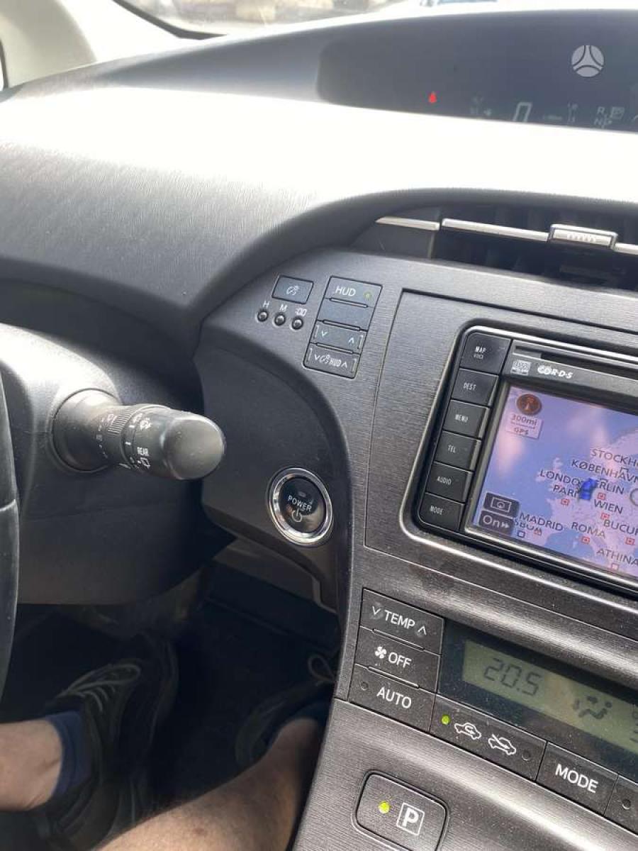 White Toyota Prius 2012 in Vilnius, with an engine capacity of 1.80 L and mileage of 380 thousand km for 5950 €, photo 32 on AUTOMOTO.COM.LV