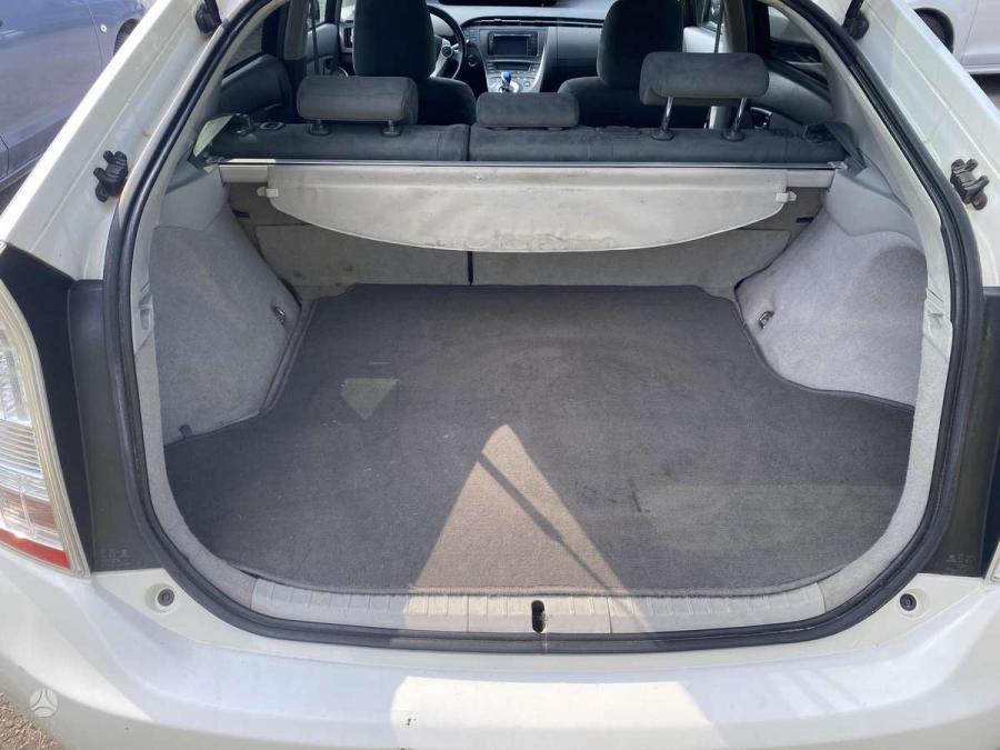 White Toyota Prius 2012 in Vilnius, with an engine capacity of 1.80 L and mileage of 380 thousand km for 5950 €, photo 35 on AUTOMOTO.COM.LV