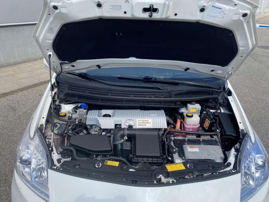 White Toyota Prius 2012 in Vilnius, with an engine capacity of 1.80 L and mileage of 380 thousand km for 5950 €, photo 37 on AUTOMOTO.COM.LV
