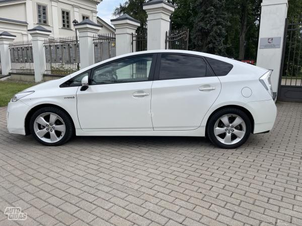White Toyota Prius 2012 in Vilnius, with an engine capacity of 1.80 L and mileage of 380 thousand km for 5800 €, photo 3 on AUTOMOTO.COM.LV