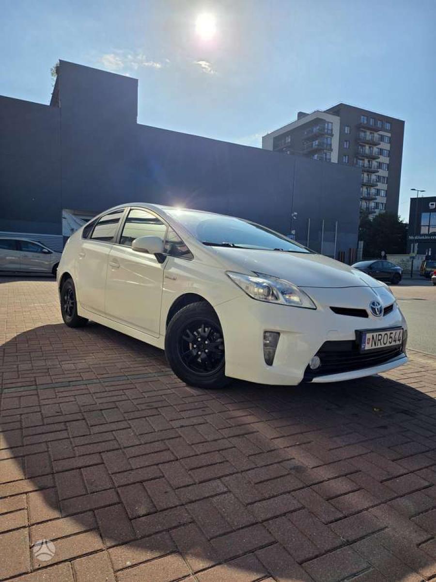 Balts Toyota Prius 2012 Viļņa, ar dzinēja tilpumu 1.80 L un nobraukumu 313 tūkst. km par 6000 €, foto 1 vietnē AUTOMOTO.COM.LV