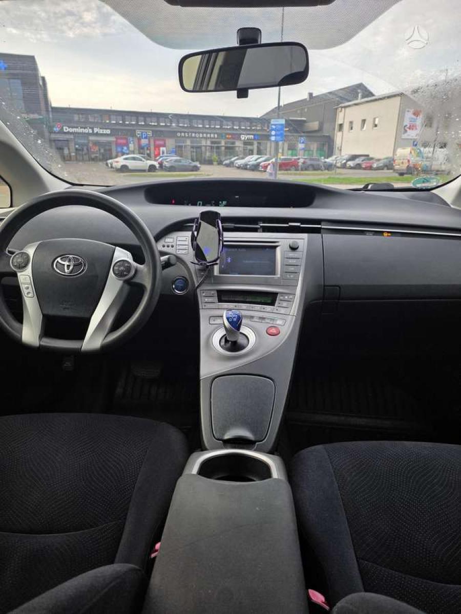 Balts Toyota Prius 2012 Viļņa, ar dzinēja tilpumu 1.80 L un nobraukumu 313 tūkst. km par 6000 €, foto 5 vietnē AUTOMOTO.COM.LV