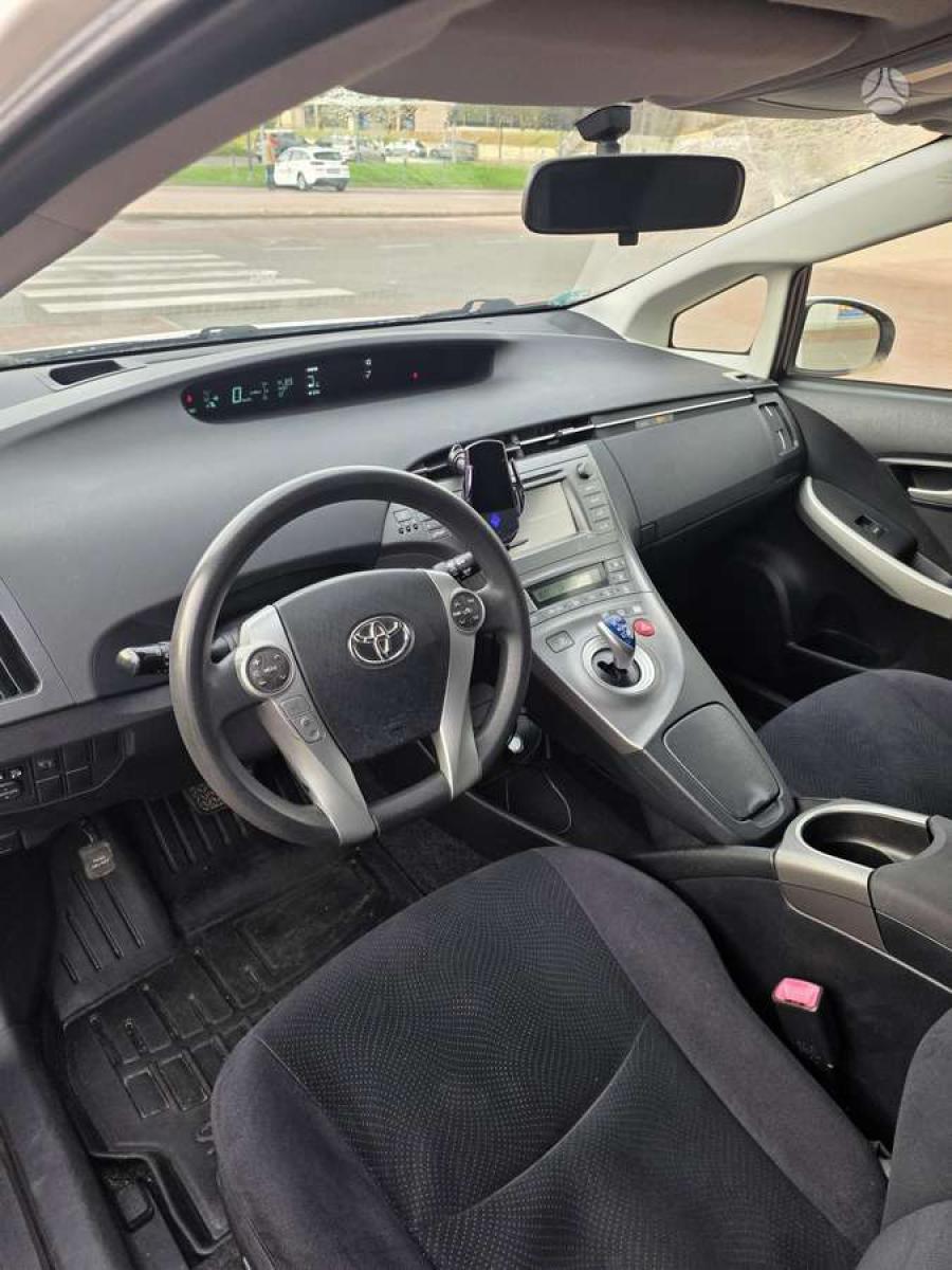 Balts Toyota Prius 2012 Viļņa, ar dzinēja tilpumu 1.80 L un nobraukumu 313 tūkst. km par 6000 €, foto 7 vietnē AUTOMOTO.COM.LV