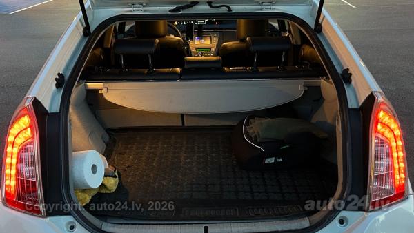 Toyota Prius 2012 in Tallinn on AUTOMOTO.COM.LV White Toyota Prius 2012 in Tallinn, with an engine capacity of 1.80 L and mileage of 296 thousand km for 10700 €, photo 11 on AUTOMOTO.COM.LV