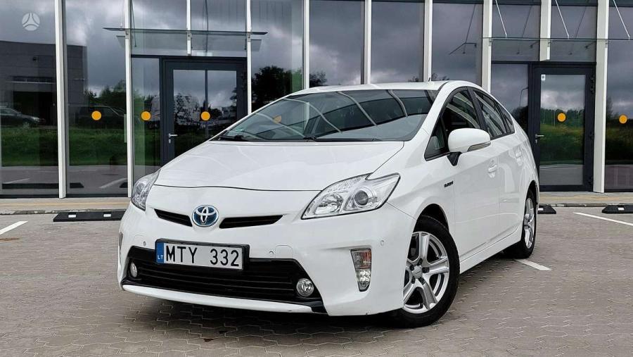 White Toyota Prius 2012 in Vilnius, with an engine capacity of 1.80 L and mileage of 105 thousand km for 9700 €, photo 1 on AUTOMOTO.COM.LV