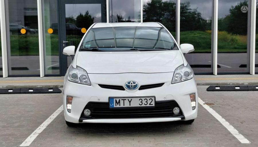 White Toyota Prius 2012 in Vilnius, with an engine capacity of 1.80 L and mileage of 105 thousand km for 9700 €, photo 4 on AUTOMOTO.COM.LV