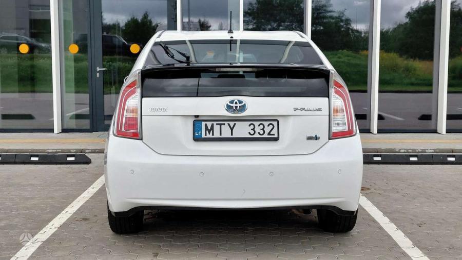 White Toyota Prius 2012 in Vilnius, with an engine capacity of 1.80 L and mileage of 105 thousand km for 9700 €, photo 5 on AUTOMOTO.COM.LV
