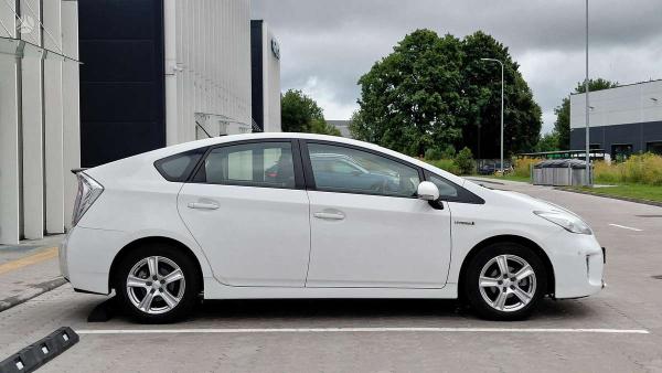 Balts Toyota Prius 2012 Viļņa, ar dzinēja tilpumu 1.80 L un nobraukumu 105 tūkst. km par 9700 €, foto 6 vietnē AUTOMOTO.COM.LV