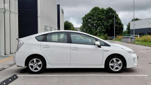 White Toyota Prius 2012 in Vilnius, with an engine capacity of 1.80 L and mileage of 105 thousand km for 9700 €, photo 6 on AUTOMOTO.COM.LV