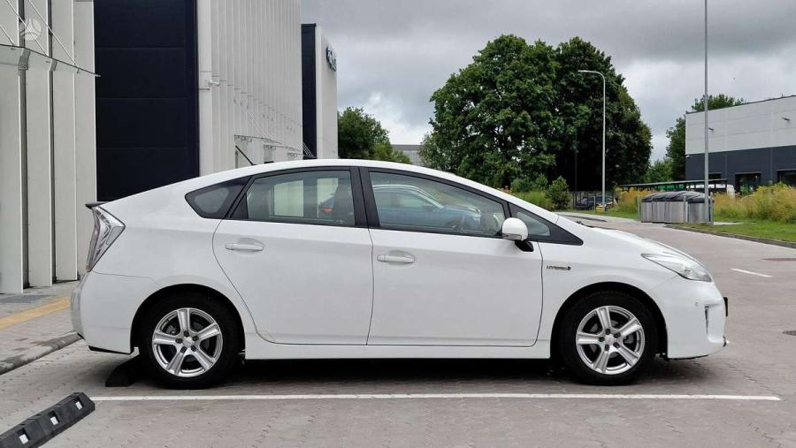 White Toyota Prius 2012 in Vilnius, with an engine capacity of 1.80 L and mileage of 105 thousand km for 9700 €, photo 6 on AUTOMOTO.COM.LV