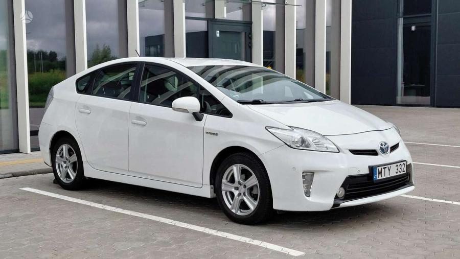 White Toyota Prius 2012 in Vilnius, with an engine capacity of 1.80 L and mileage of 105 thousand km for 9700 €, photo 8 on AUTOMOTO.COM.LV