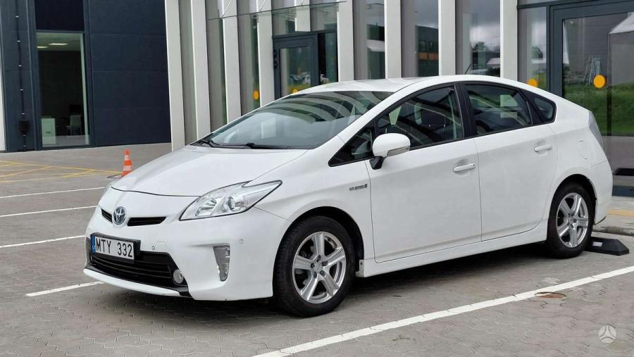 White Toyota Prius 2012 in Vilnius, with an engine capacity of 1.80 L and mileage of 105 thousand km for 9700 €, photo 9 on AUTOMOTO.COM.LV