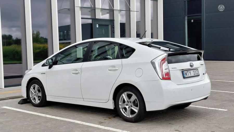 White Toyota Prius 2012 in Vilnius, with an engine capacity of 1.80 L and mileage of 105 thousand km for 9700 €, photo 10 on AUTOMOTO.COM.LV