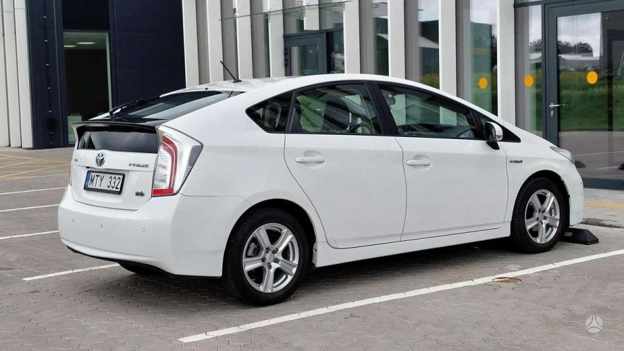 White Toyota Prius 2012 in Vilnius, with an engine capacity of 1.80 L and mileage of 105 thousand km for 9700 €, photo 11 on AUTOMOTO.COM.LV