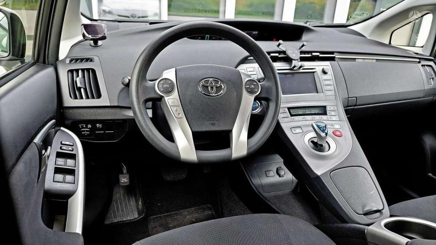 White Toyota Prius 2012 in Vilnius, with an engine capacity of 1.80 L and mileage of 105 thousand km for 9700 €, photo 12 on AUTOMOTO.COM.LV