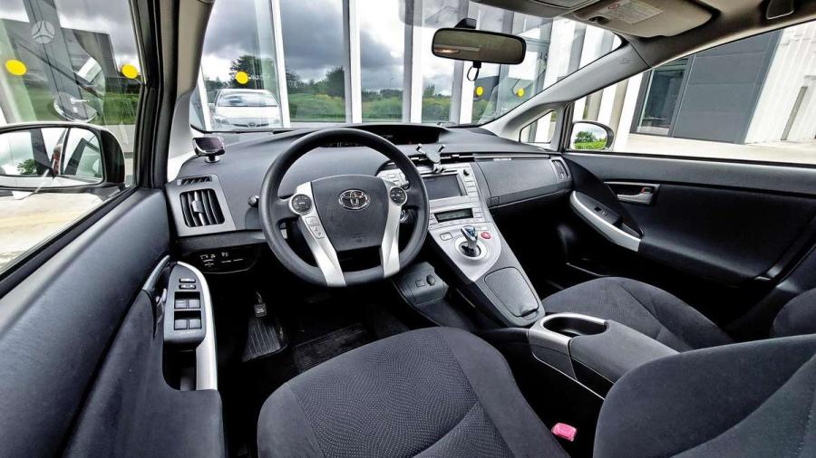 White Toyota Prius 2012 in Vilnius, with an engine capacity of 1.80 L and mileage of 105 thousand km for 9700 €, photo 13 on AUTOMOTO.COM.LV