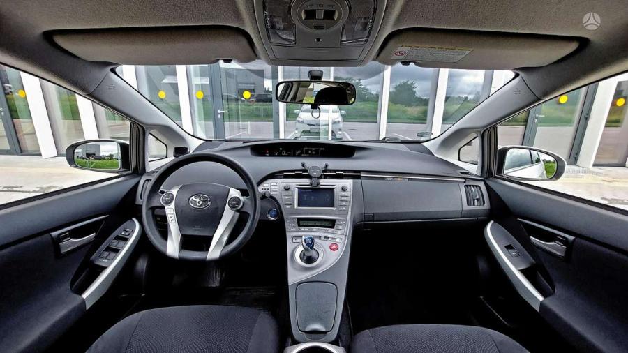 White Toyota Prius 2012 in Vilnius, with an engine capacity of 1.80 L and mileage of 105 thousand km for 9700 €, photo 14 on AUTOMOTO.COM.LV