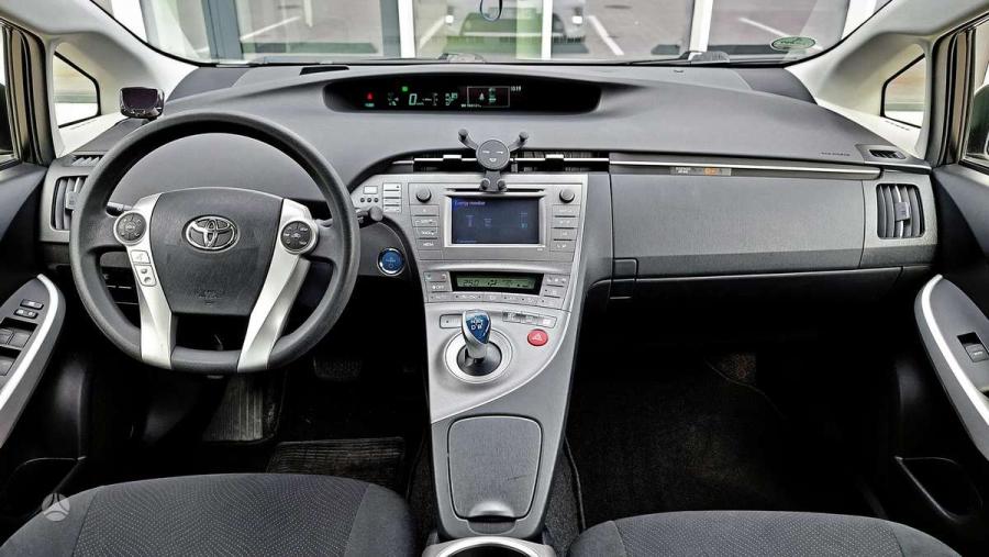 White Toyota Prius 2012 in Vilnius, with an engine capacity of 1.80 L and mileage of 105 thousand km for 9700 €, photo 15 on AUTOMOTO.COM.LV