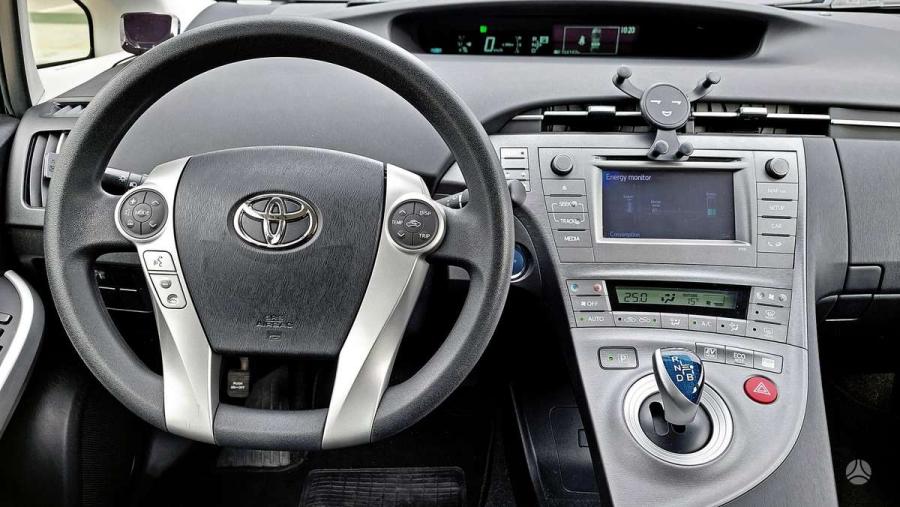 White Toyota Prius 2012 in Vilnius, with an engine capacity of 1.80 L and mileage of 105 thousand km for 9700 €, photo 16 on AUTOMOTO.COM.LV