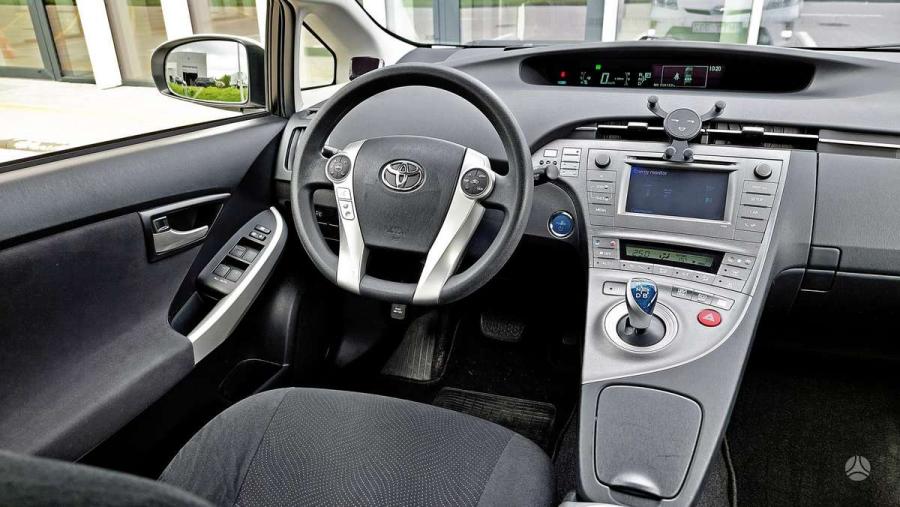 White Toyota Prius 2012 in Vilnius, with an engine capacity of 1.80 L and mileage of 105 thousand km for 9700 €, photo 17 on AUTOMOTO.COM.LV