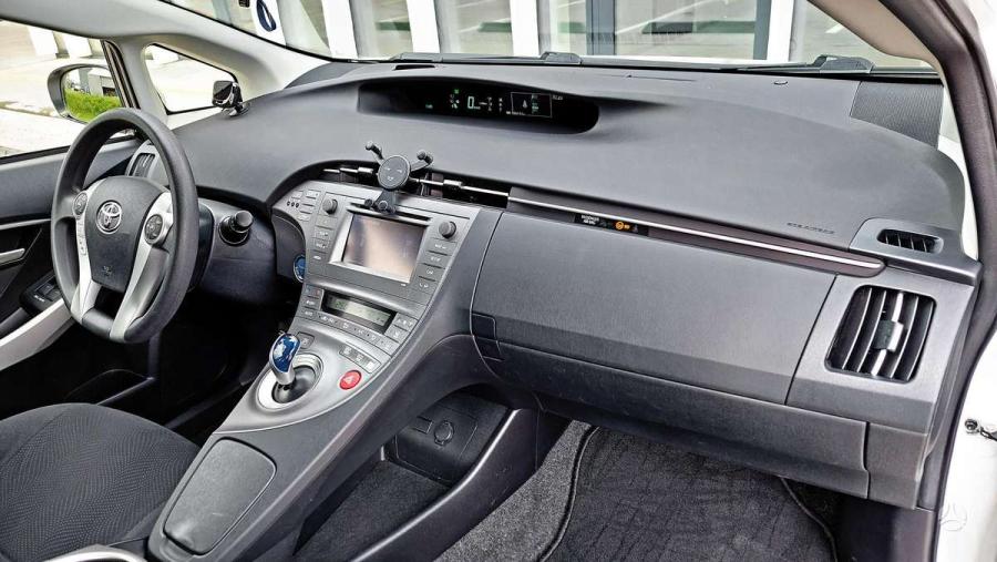 White Toyota Prius 2012 in Vilnius, with an engine capacity of 1.80 L and mileage of 105 thousand km for 9700 €, photo 18 on AUTOMOTO.COM.LV