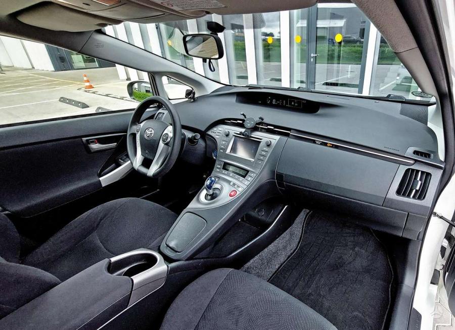 White Toyota Prius 2012 in Vilnius, with an engine capacity of 1.80 L and mileage of 105 thousand km for 9700 €, photo 19 on AUTOMOTO.COM.LV