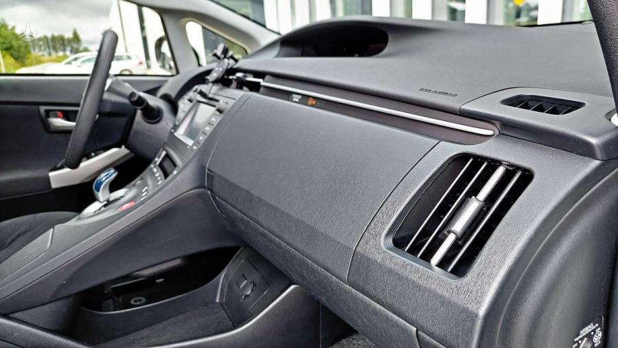 White Toyota Prius 2012 in Vilnius, with an engine capacity of 1.80 L and mileage of 105 thousand km for 9700 €, photo 20 on AUTOMOTO.COM.LV