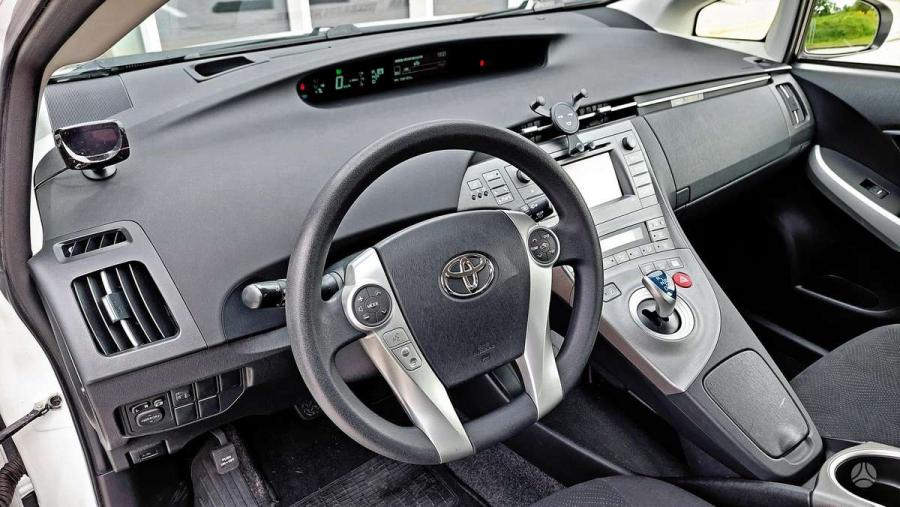 White Toyota Prius 2012 in Vilnius, with an engine capacity of 1.80 L and mileage of 105 thousand km for 9700 €, photo 21 on AUTOMOTO.COM.LV