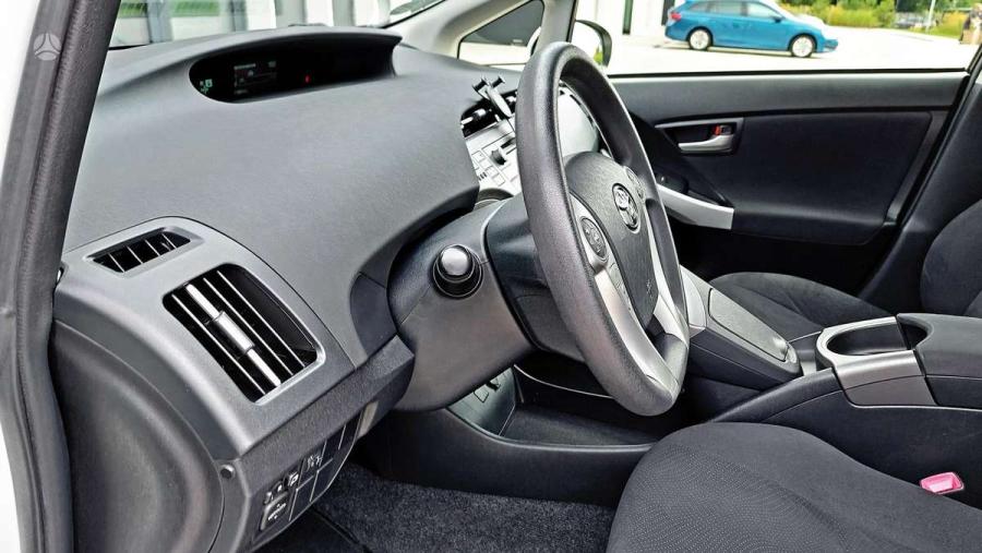 White Toyota Prius 2012 in Vilnius, with an engine capacity of 1.80 L and mileage of 105 thousand km for 9700 €, photo 22 on AUTOMOTO.COM.LV