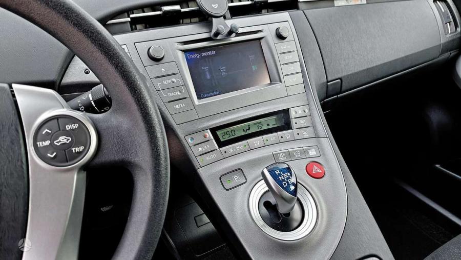 White Toyota Prius 2012 in Vilnius, with an engine capacity of 1.80 L and mileage of 105 thousand km for 9700 €, photo 23 on AUTOMOTO.COM.LV