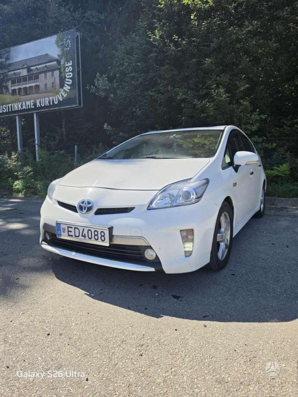 Balts Toyota Prius 2012 Šauļi, ar dzinēja tilpumu 1.80 L un nobraukumu 320 tūkst. km par 8700 €, foto 1 vietnē AUTOMOTO.COM.LV