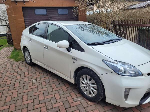 Balts Toyota Prius 2013 Viļņa, ar dzinēja tilpumu 1.80 L un nobraukumu 334 tūkst. km par 7500 €, foto 2 vietnē AUTOMOTO.COM.LV