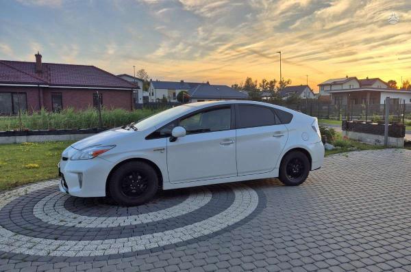 White Toyota Prius 2013 in Vilnius, with an engine capacity of 1.80 L and mileage of 138 thousand km for 7500 €, photo 1 on AUTOMOTO.COM.LV