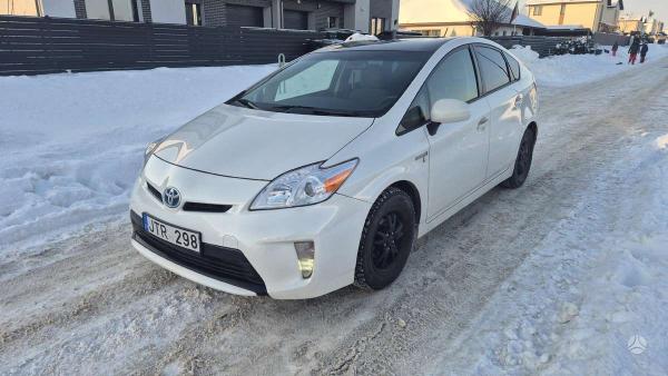 White Toyota Prius 2013 in Vilnius, with an engine capacity of 1.80 L and mileage of 138 thousand km for 7500 €, photo 2 on AUTOMOTO.COM.LV