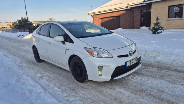 White Toyota Prius 2013 in Vilnius, with an engine capacity of 1.80 L and mileage of 138 thousand km for 7500 €, photo 4 on AUTOMOTO.COM.LV