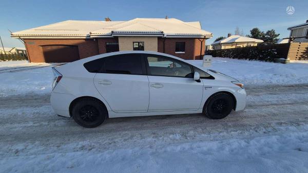 White Toyota Prius 2013 in Vilnius, with an engine capacity of 1.80 L and mileage of 138 thousand km for 7500 €, photo 5 on AUTOMOTO.COM.LV