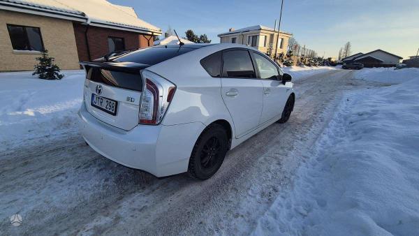 White Toyota Prius 2013 in Vilnius, with an engine capacity of 1.80 L and mileage of 138 thousand km for 7500 €, photo 6 on AUTOMOTO.COM.LV
