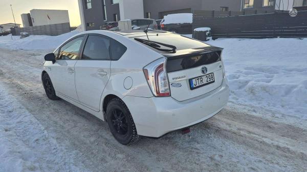 White Toyota Prius 2013 in Vilnius, with an engine capacity of 1.80 L and mileage of 138 thousand km for 7500 €, photo 9 on AUTOMOTO.COM.LV