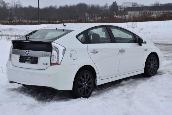 White Toyota Prius 2013 in Vilnius, with an engine capacity of 1.80 L and mileage of 264 thousand km for 7950 €, photo 2 on AUTOMOTO.COM.LV