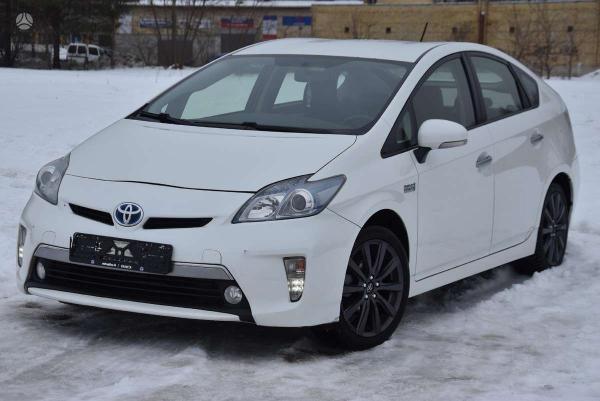 White Toyota Prius 2013 in Vilnius, with an engine capacity of 1.80 L and mileage of 264 thousand km for 7950 €, photo 4 on AUTOMOTO.COM.LV