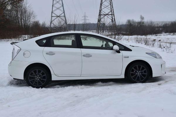 White Toyota Prius 2013 in Vilnius, with an engine capacity of 1.80 L and mileage of 264 thousand km for 7950 €, photo 6 on AUTOMOTO.COM.LV